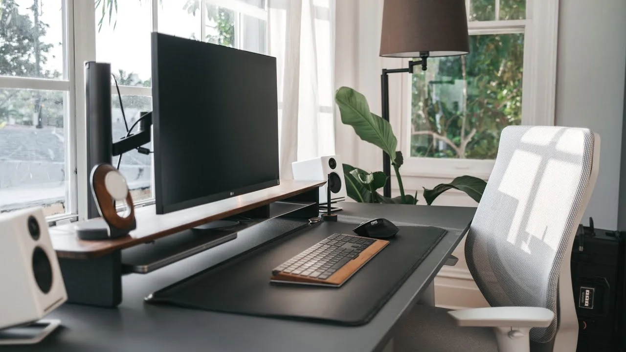 How to Organise Your Workspace With the Right Desk Setup - TechLobsters